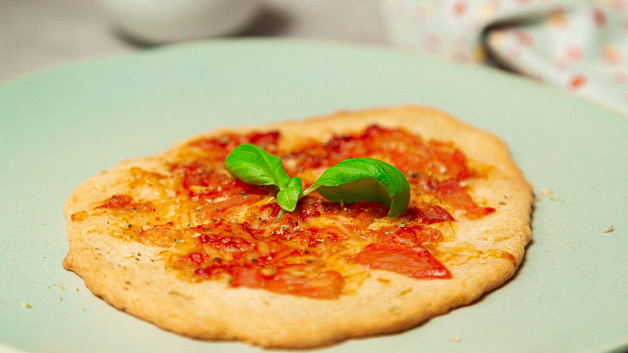 Pizza med ost og tomat (ketogen diett) - Nutricia.no