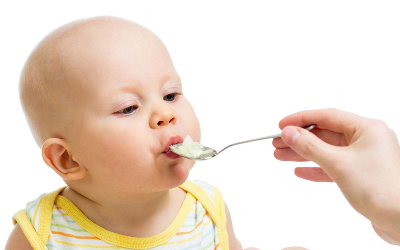 เคล็ดลับการแนะนำอาหารใหม่ให้ลูกทานได้อย่างไร ไฮ-แฟมิลี่คลับ